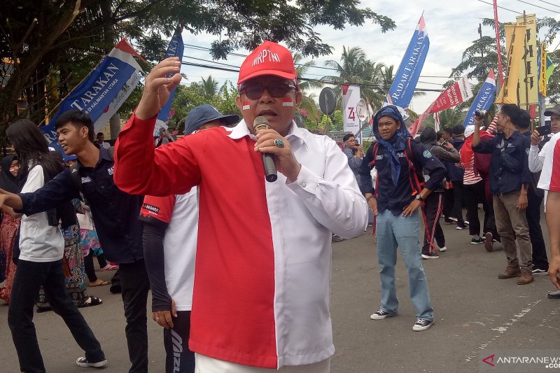 Rektor Universitas Borneo bersama 2.500 mahasiswa ikut pawai ...