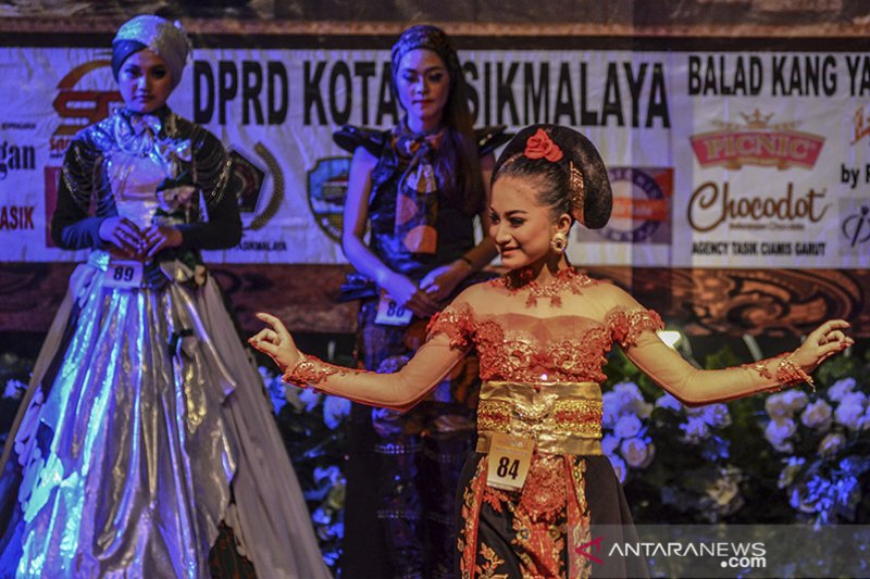 Fashion Show Busana Tradisional - ANTARA News Jawa Barat