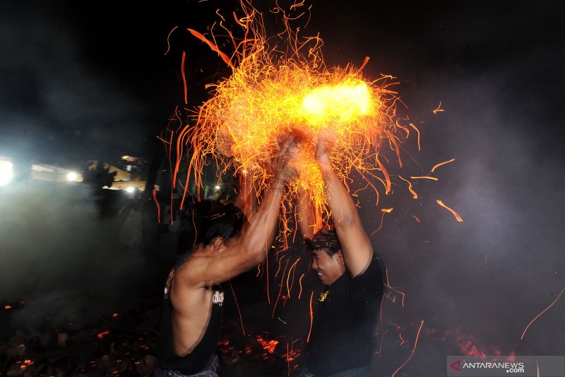 Tradisi perang api - ANTARA News