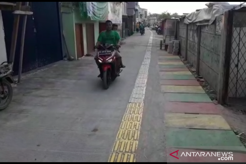 "Guiding block" tuna netra dibangun di atas jalan di Cengkareng ...