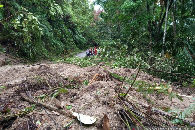 Banjir bandang dan longsor di Padang Pariaman rusak jalan dan bendungan ... Banjir bandang dan longsor di Padang Pariaman rusak jalan dan bendungan ...