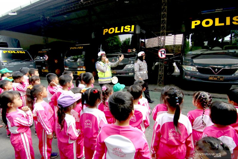 Pengenalan profesi polisi kepada anak-anak - ANTARA News