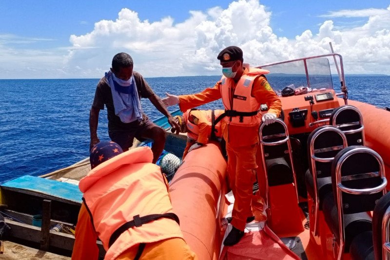 Basarnas Evakausi Perahu Yang Mati Mesin di Perairan Wakatobi - ANTARA ...