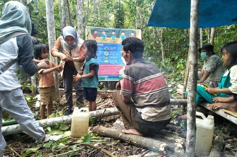 Suku Anak Dalam diberikan edukasi dan cek kesehatan mencegah COVID-19 - ANTARA News Papua