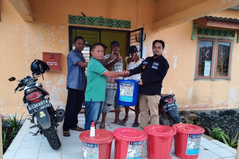 Bendung wabah COVID-19, M Lutfi Ali bantu warga PLT - ANTARA News ...