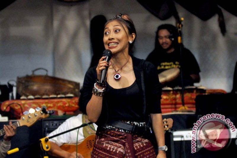 Trie Utami resmi luncurkan album "Kekasih Bayangan" dengan aransemen ...