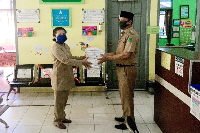 Bupati Sukamara serahkan bantuan APD ke fasilitas pelayanan kesehatan ...