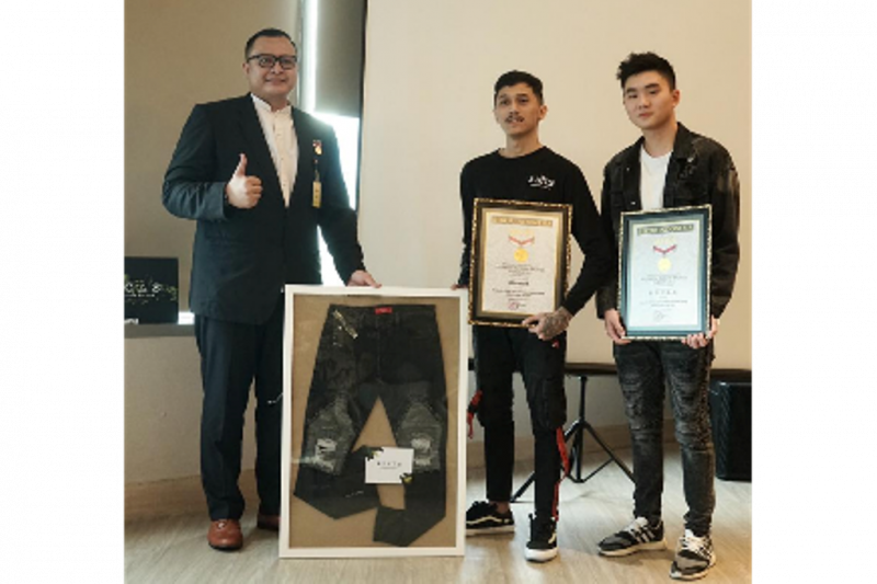 Rucas catat rekor MURI penjualan jeans terbanyak secara daring - ANTARA ...