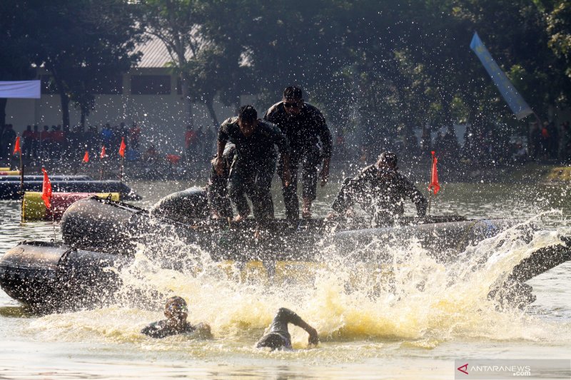 Lomba renang rintangan Marinir - ANTARA News