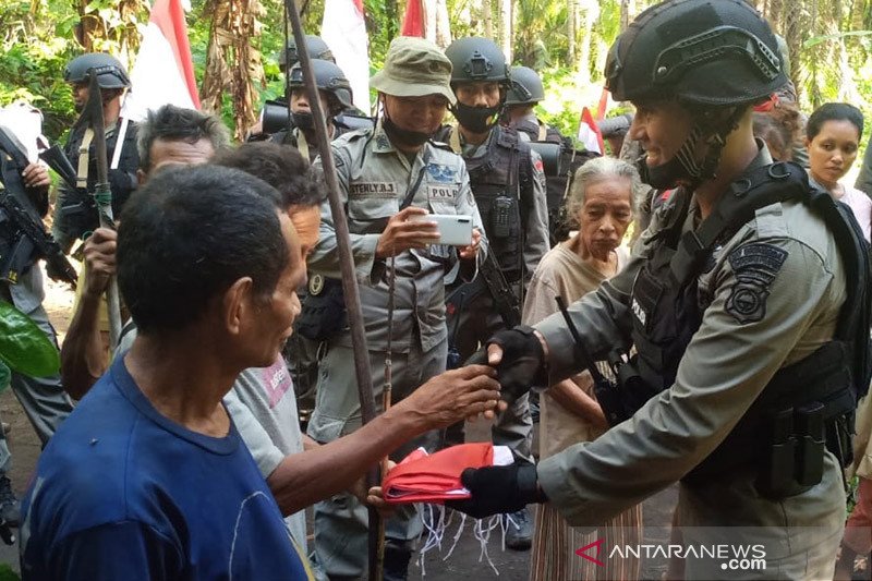 Masyarakat Suku Tobelo peroleh bansos dari Polda Maluku Utara - ANTARA News