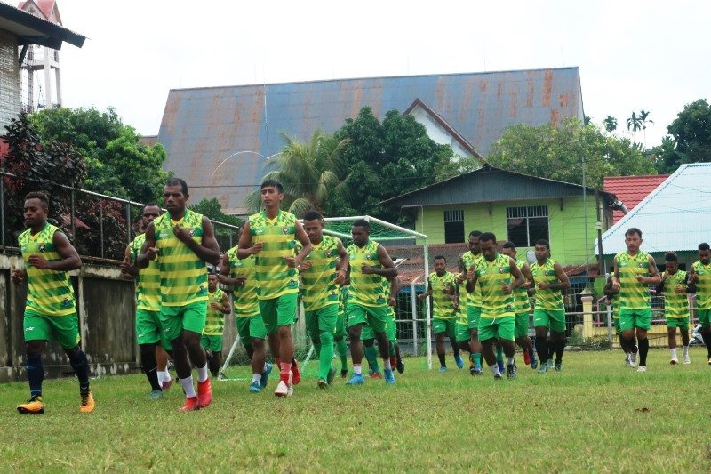 Pemain Persewar Waropen diminta menjaga profesional dan sikap - ANTARA ...