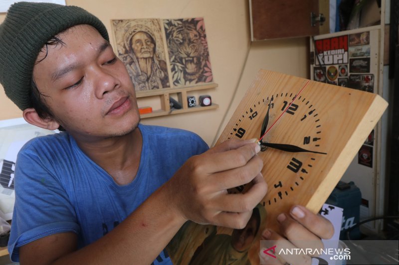 Kerajinan jam dari kayu bekas - ANTARA News