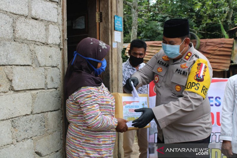 Polres Solok Arosuka bantu masyarakat terdampak pandemi COVID-19 di ... Polres Solok Arosuka bantu masyarakat terdampak pandemi COVID-19 di ...