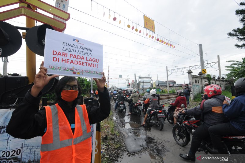 Sosialisasi taat rambu kereta api - ANTARA News