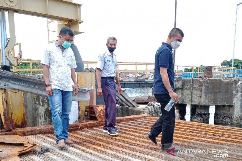 Pengguna jasa khawatirkan kerusakan jembatan penghubung di dermaga feri Baubau - ANTARA News ...