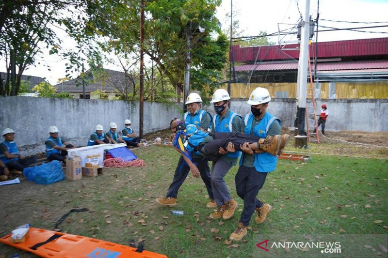 PLN simulasi tanggap darurat dalam rangka bulan K3 nasional 2021 - ANTARA Sumatera Barat