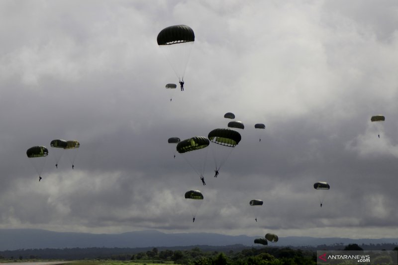 Paskhas TNI AU Lanud El Tari berlatih terjun payung - ANTARA News