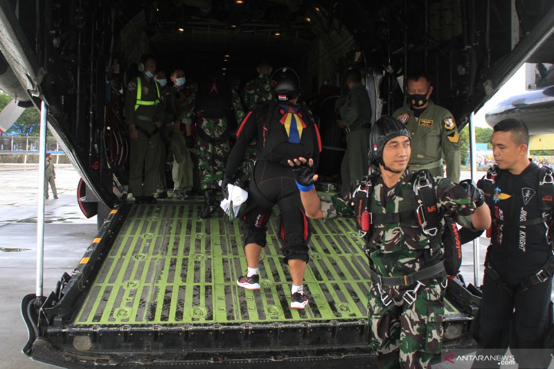 Paskhas TNI AU Lanud El Tari berlatih terjun payung - ANTARA News
