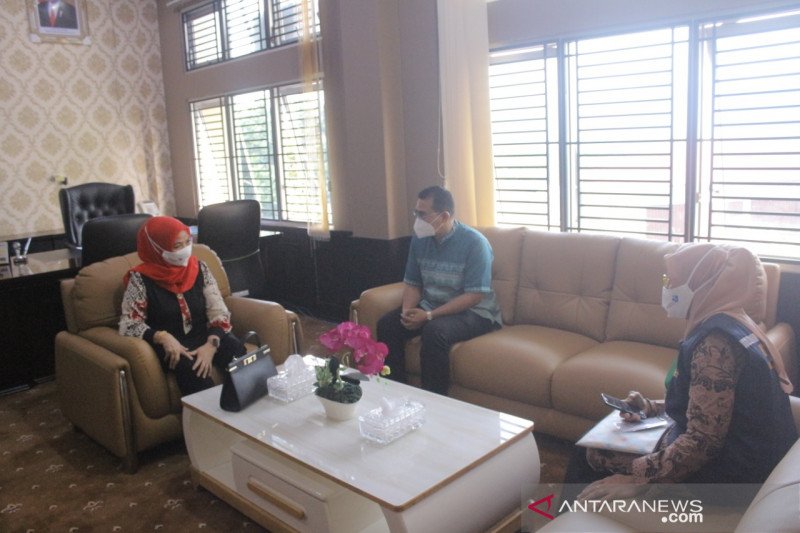 Legislator Solok ajak masyarakat sukseskan pendataan keluarga 2021 ... Legislator Solok ajak masyarakat sukseskan pendataan keluarga 2021 ...