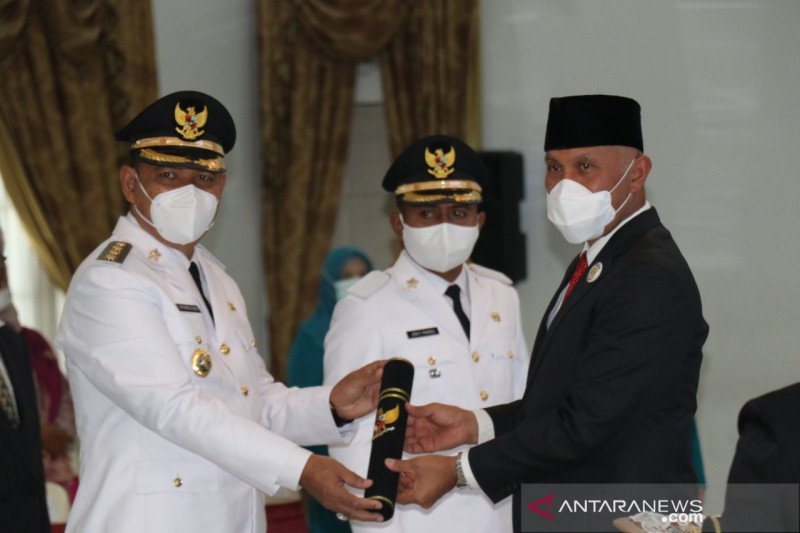 Pasangan Epiyardi Asda dan Jon Firman Pandu resmi dilantik jadi bupati dan wakil bupati Solok ...