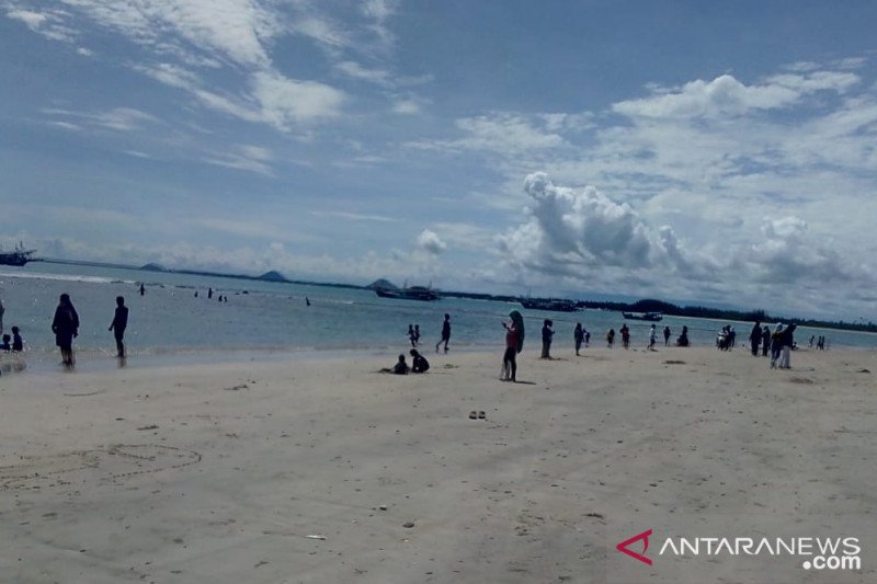 Pengunjung Pantai Tiku Agam dibatasi, tak pakai masker disuruh pulang ...