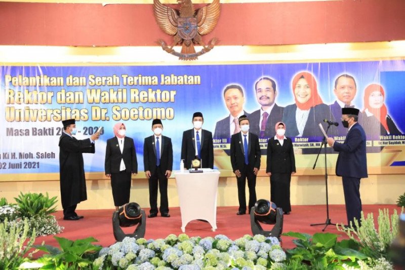 Menkopolhukam hadiri pelantikan adiknya sebagai Rektor Unitomo - ANTARA ...