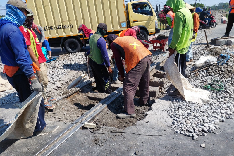 KAI perbaiki perlintasan kereta di Mengkreng-Kabupaten Kediri - ANTARA News