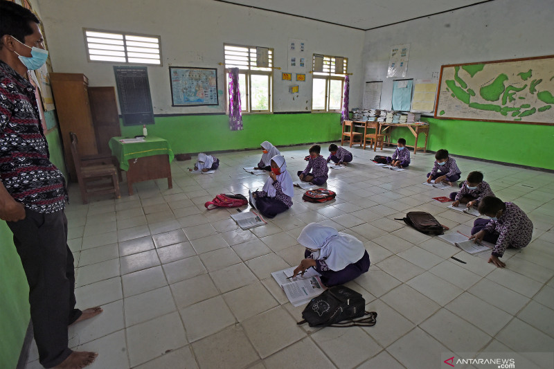 Siswa belajar di lantai akibat bangku sekolah lapuk - ANTARA News