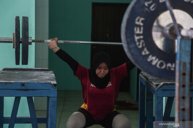 Latihan atlet angkat besi Kalimantan Selatan jelang PON XX Papua ...