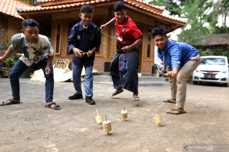 Cegah kecanduan gawai, anak-anak dikenalkan permainan gasing bambu ...