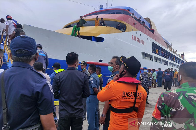 Tim SAR evakuasi 100 penumpang KM Simba 1 - ANTARA News