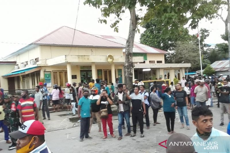 Warga Kepulauan Aru rusaki dan 'segel adat' kantor PN Dobo, begini ...