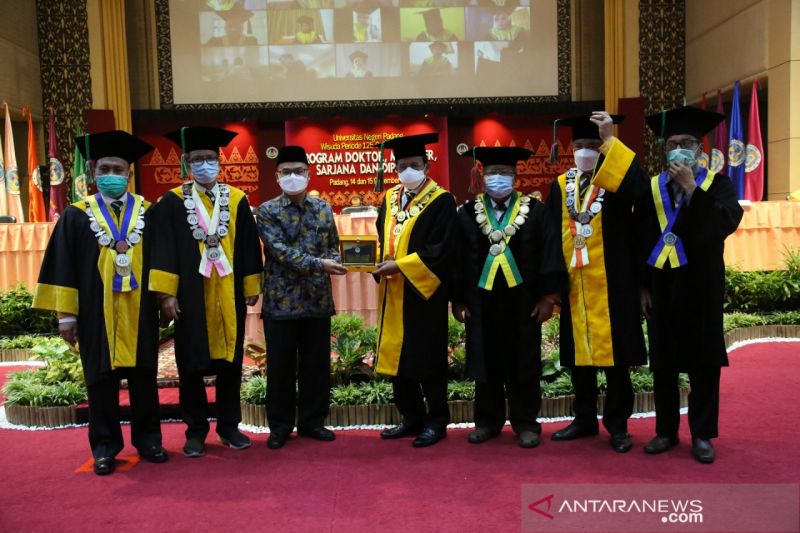 Direktur Bappenas beri orasi ilmiah di Wisuda UNP terkait PTN-BH ...