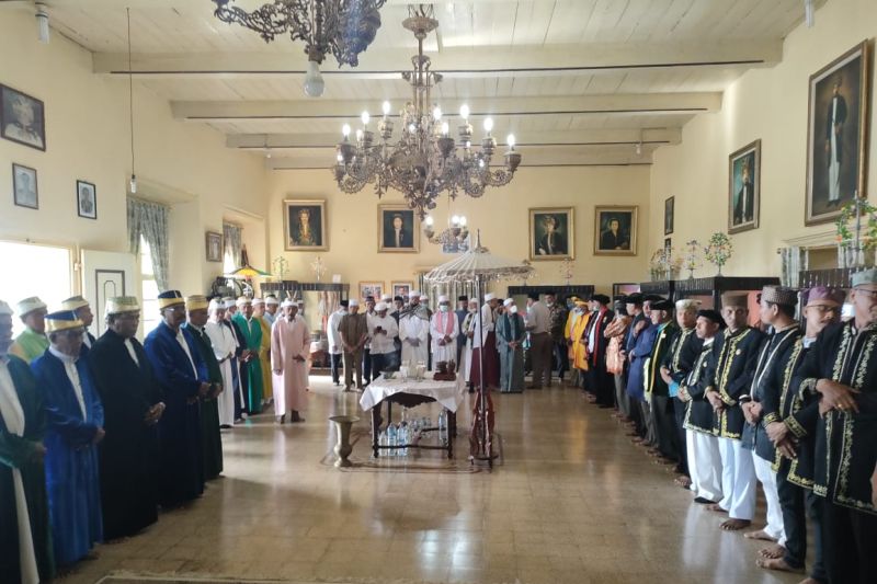 Sultan Ternate lantik dua pejabat tinggi kesultanan - ANTARA News