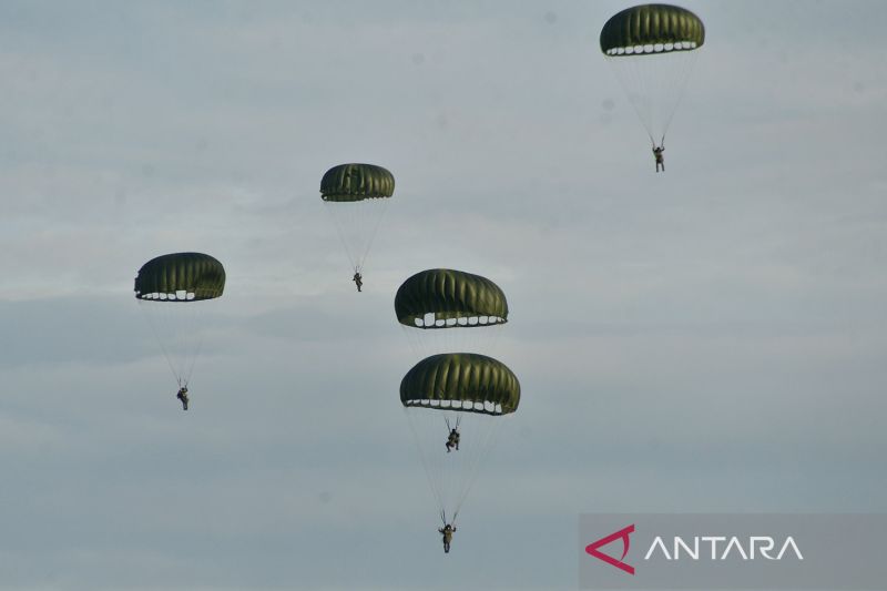 Terjun penyegaran pasukan gerak cepat TNI AU - ANTARA News Aceh