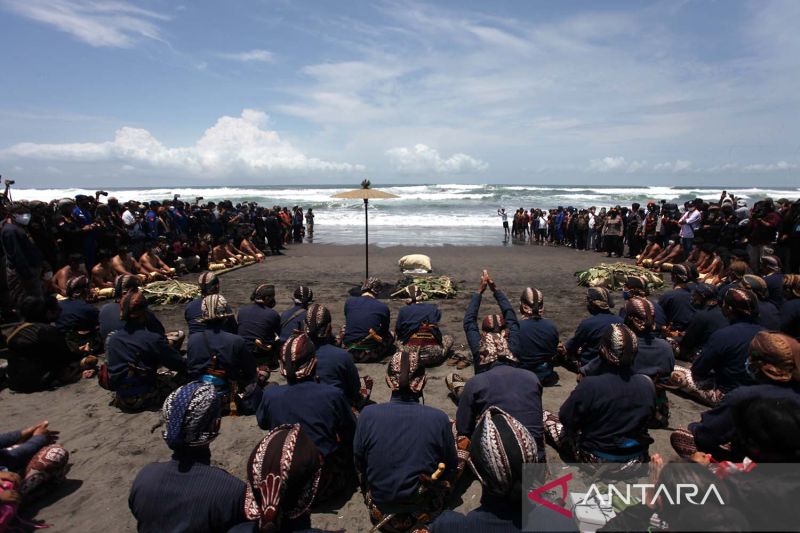 Ritual Labuhan di Pantai Parangkusumo Yogyakarta - ANTARA News