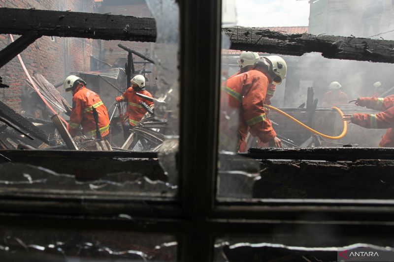 Kebakaran Pemukiman Padat Penduduk Surabaya - ANTARA News Jawa Timur