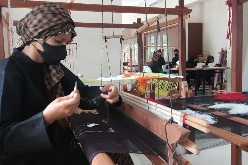 Kain tenun Lintau Buo jadi seragam pegawai Bank Nagari di Tanah Datar ...