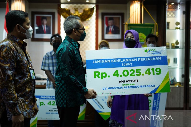 BPJS Ketenagakerjaan DIY serahkan santunan Jaminan Kehilangan Pekerjaan ... BPJS Ketenagakerjaan DIY serahkan santunan Jaminan Kehilangan Pekerjaan ...