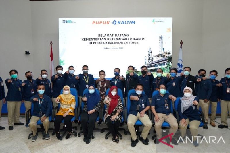 Wujudkan harmonisasi hubungan industrial, PKT gandeng Kemenaker bekali ...