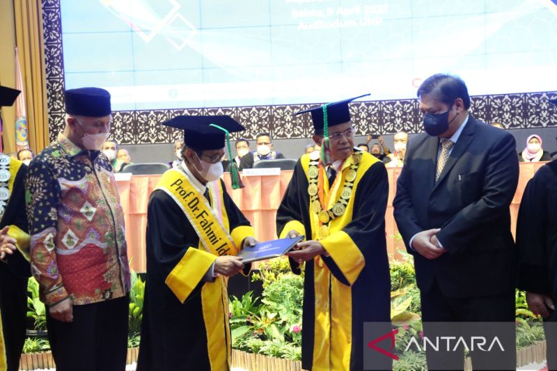 UNP kukuhkan Fahmi Idris sebagai Profesor Kehormatan - ANTARA Sumbar