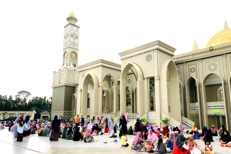 "Kuah beulangong" menu favorit buka puasa di Masjid Agung Blangpidie ...