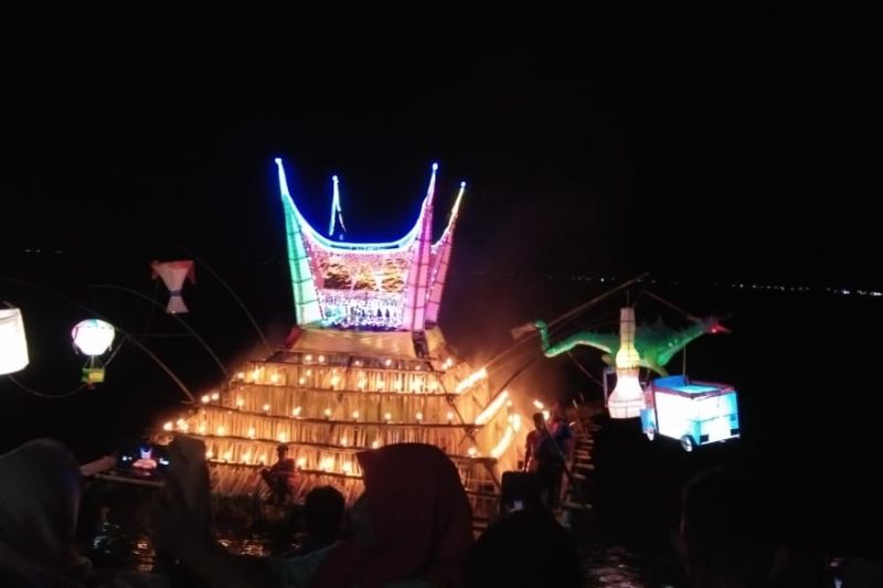 Warga Maninjau Agam sambut Idul Fitri dengan tradisi rakik-rakik ... Warga Maninjau Agam sambut Idul Fitri dengan tradisi rakik-rakik ...