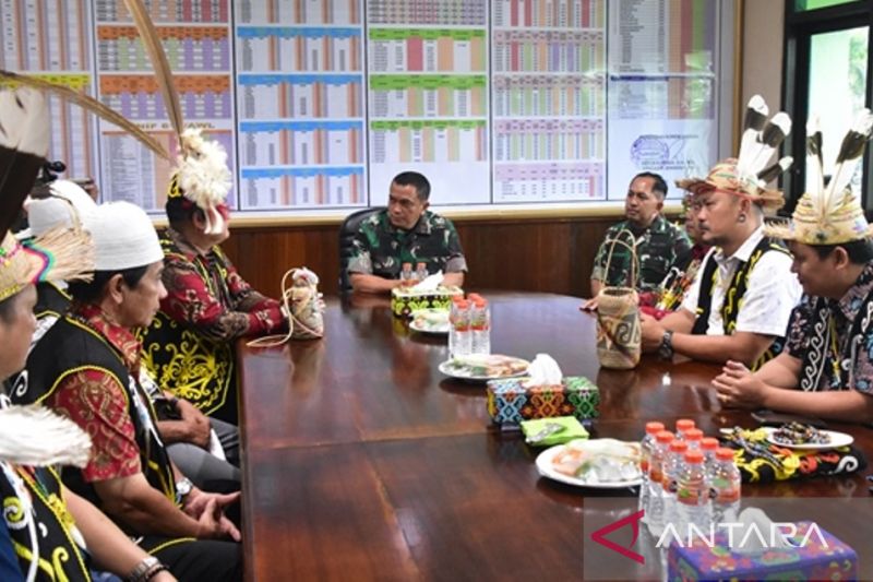 Danrem 091/ASN Samarinda jalani prosesi kehormatan Adat Kenyah - ANTARA ...