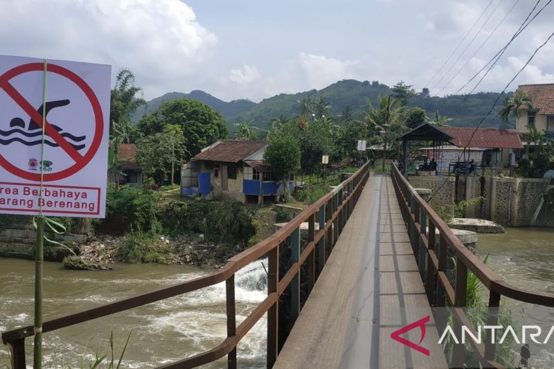 BPBD Sukabumi pasang rambu keselamatan di sejumlah titik aliran sungai - ANTARA News