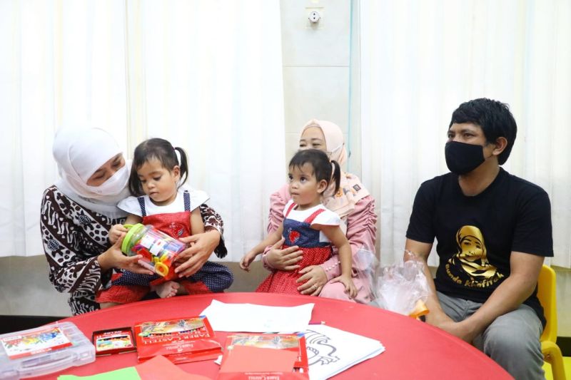 Khofifah lepas kepulangan kembar siam Annaya-Innaya ke Lombok - ANTARA ...
