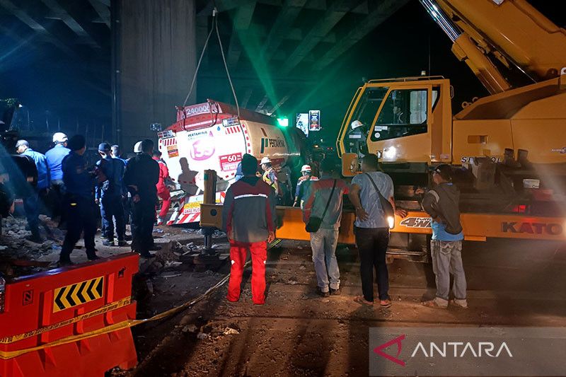Kecelakaan maut di Bekasi, Tim gabungan evakuasi truk tangki - ANTARA News Kecelakaan maut di Bekasi, Tim gabungan evakuasi truk tangki - ANTARA News
