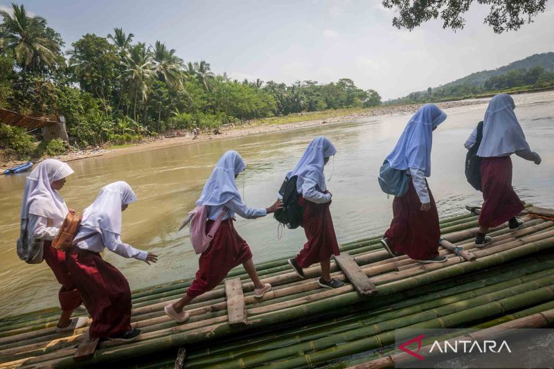 Jembatan gantung putus, siswa seberangi sungai naik rakit bambu - ANTARA News