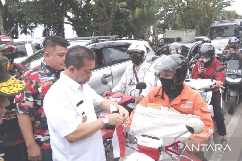 Kesbangpol Kaltim Bagikan 1 000 Bendera Sambut Hut Kemerdekaan Ri