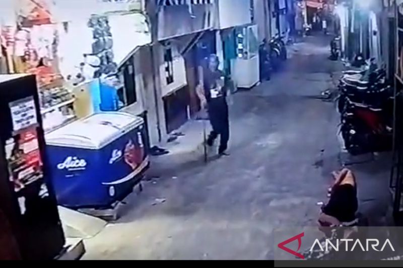 Pria OGDJ lempar pipa besi ke pintu rumah warga di Cengkareng - ANTARA News